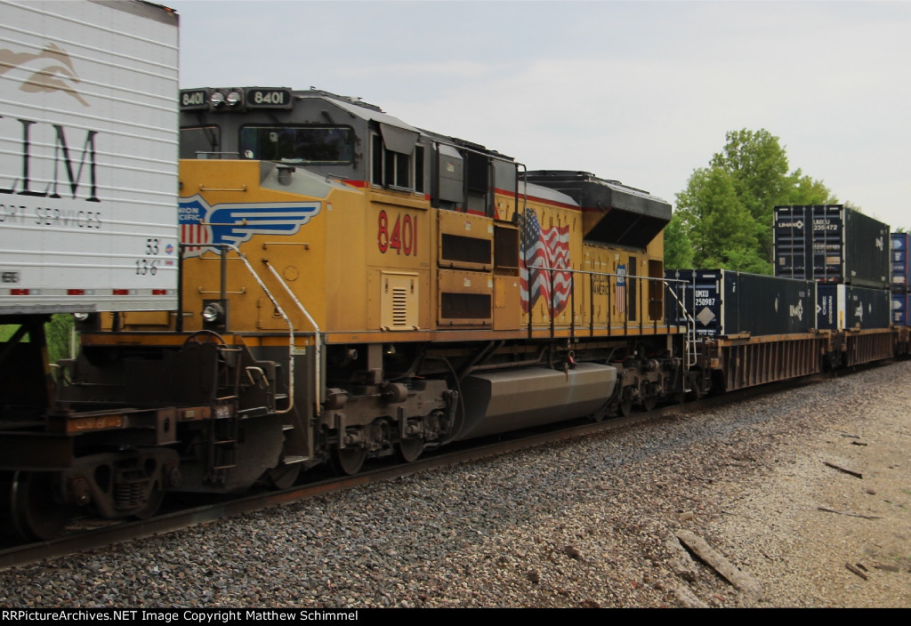 UP 8401 - Mid Train DPU